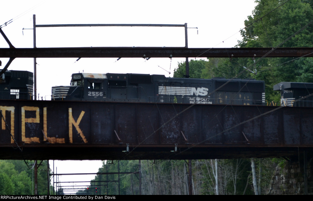 Beaten looking NS SD70 2556 is the middle unit on 24K